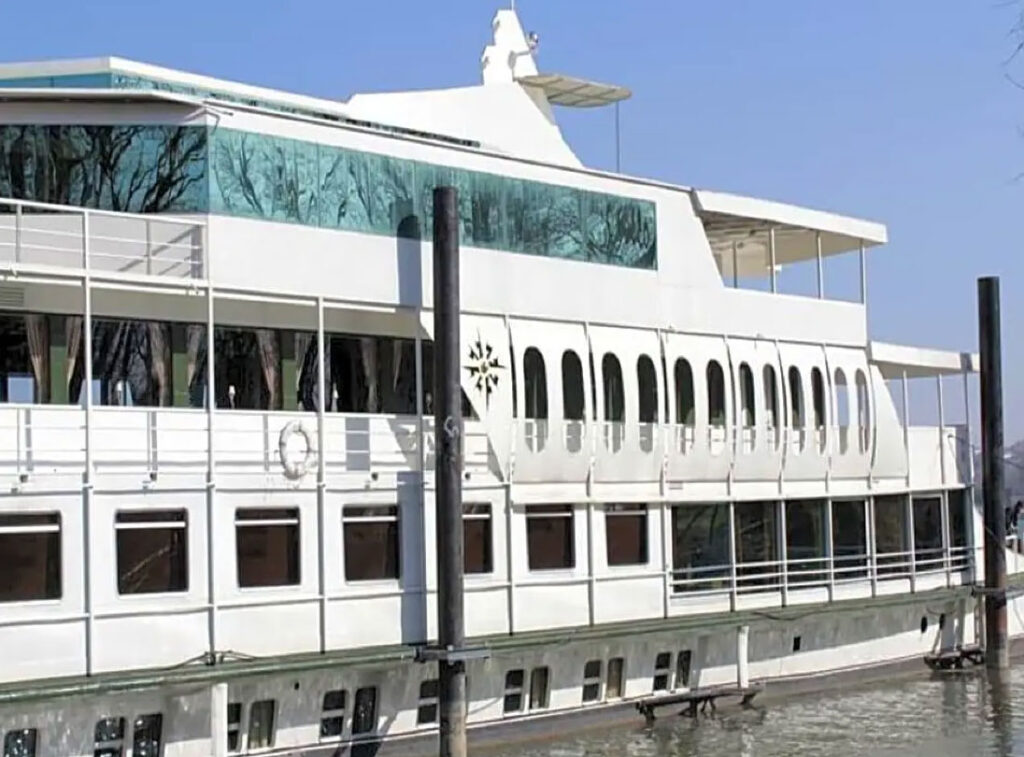 Boatel – Bert Jabin Yacht Yard